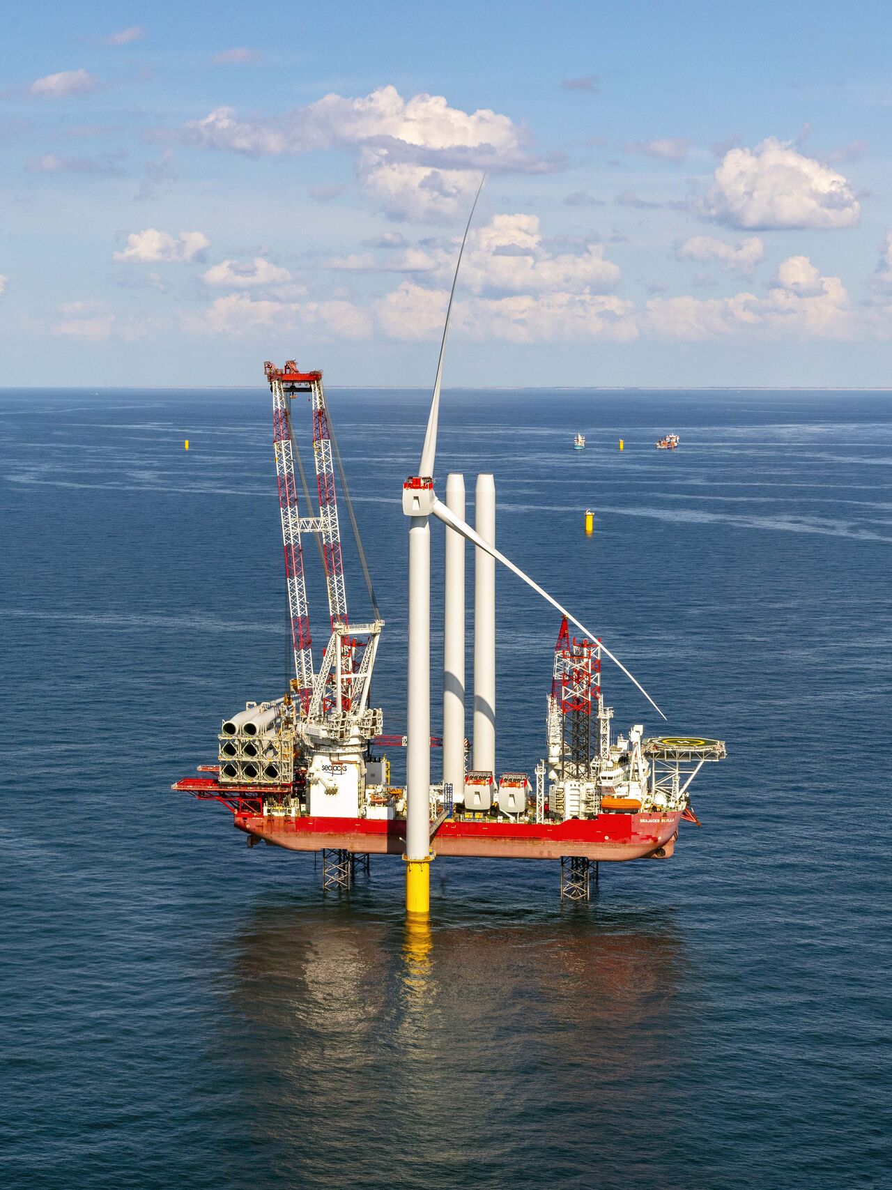 First turbine rises at HKN offshore wind park