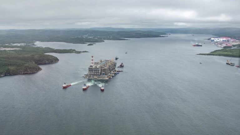 First floating LNG platform sets out from Belokamenka towards Gydan