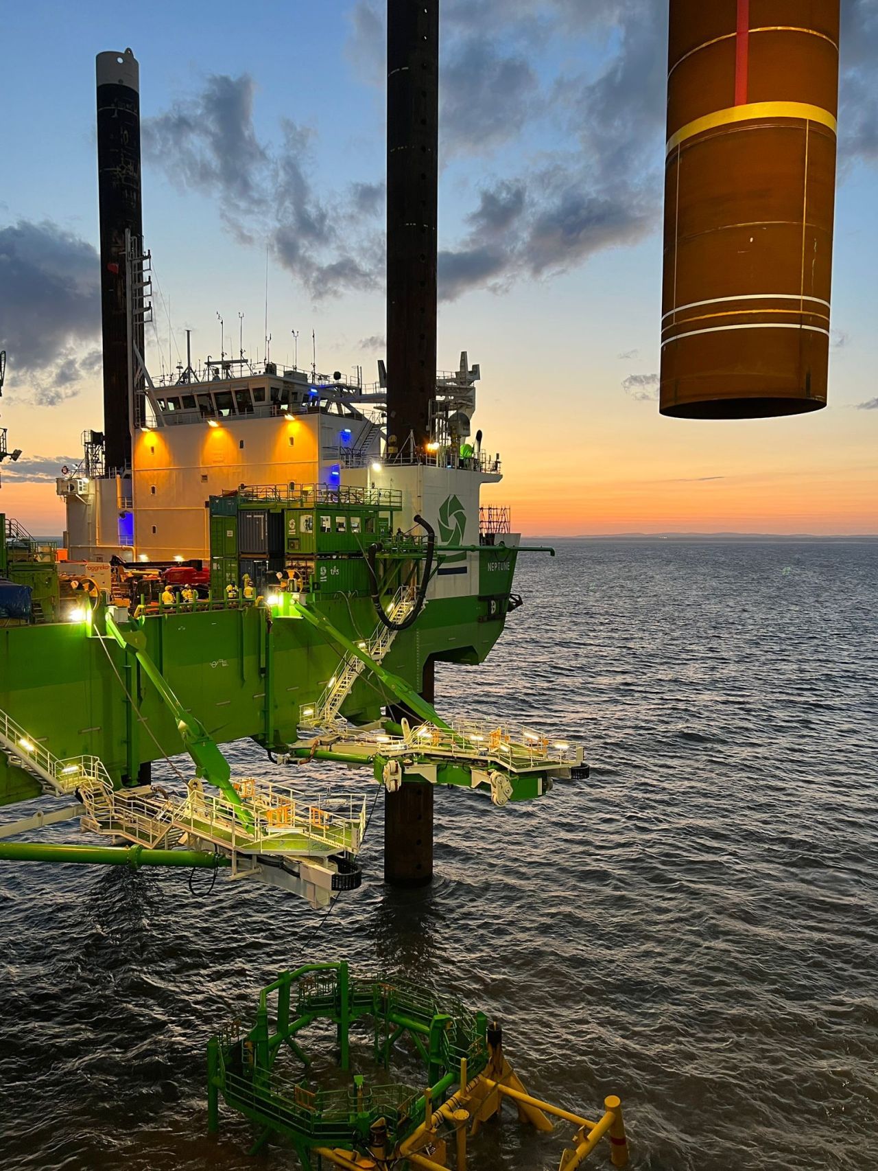 Casing gripper and casing cutting tool