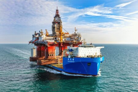 Xin Guang Hua transporting Transocean Endurance