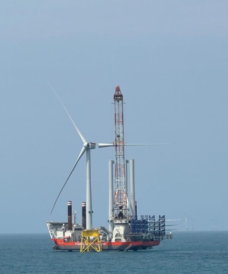 First wind turbine Zhong Neng OWF installed