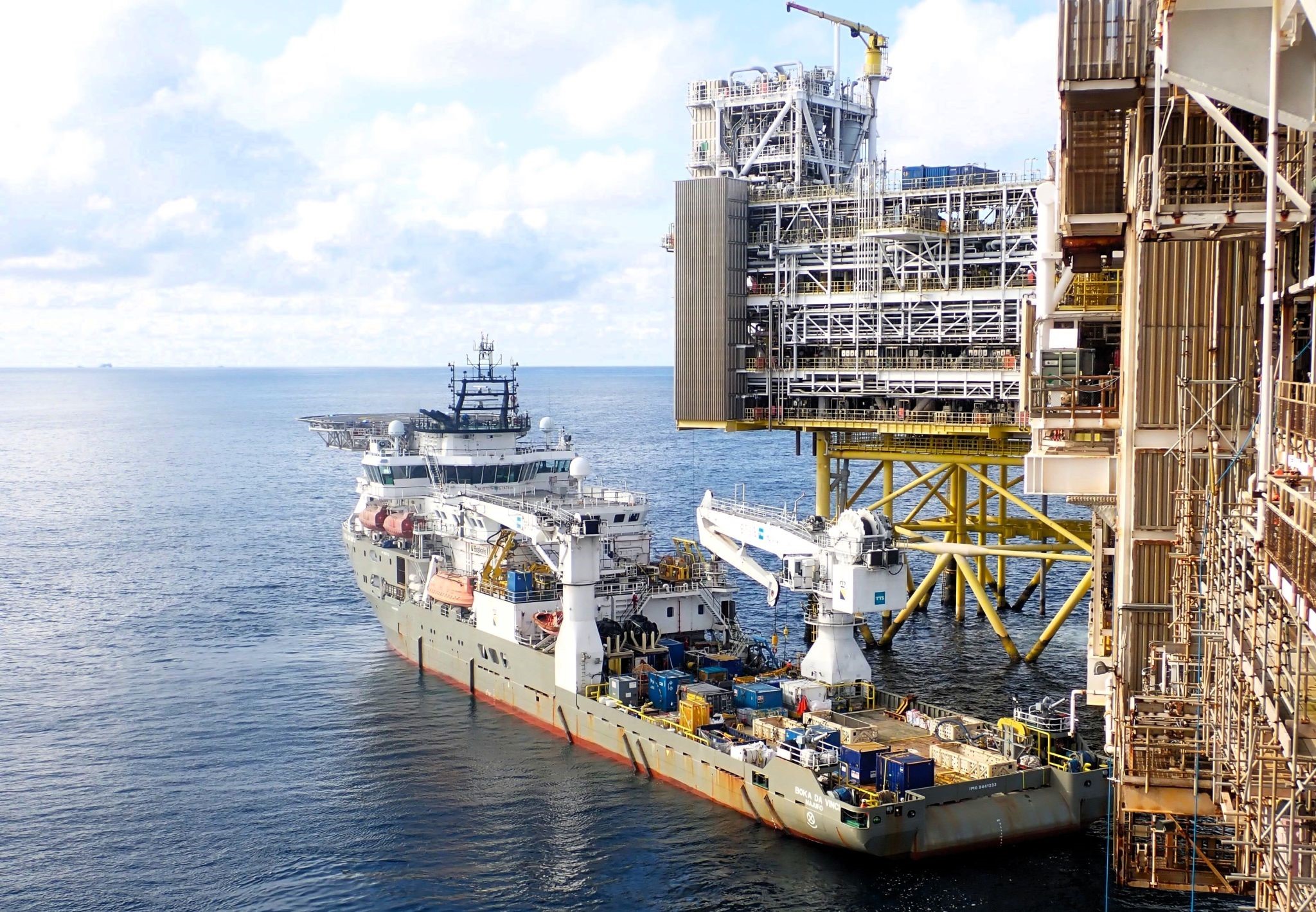 Decommissioning with hybrid battery-powered DSV